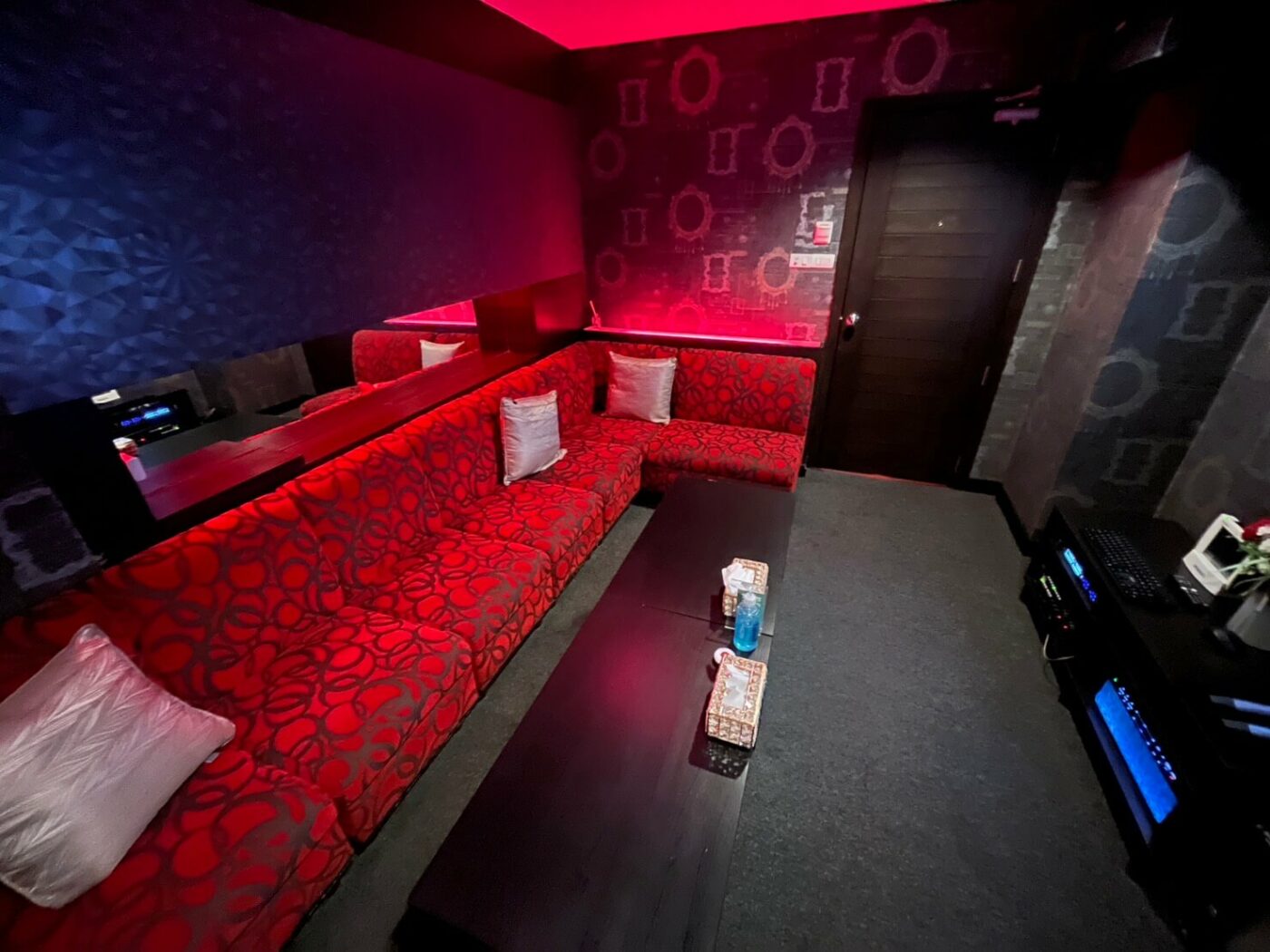 SENA 千愛 - 來卡拉OK，只想唱歌？ (2023年) | RAKNOI 夜生活