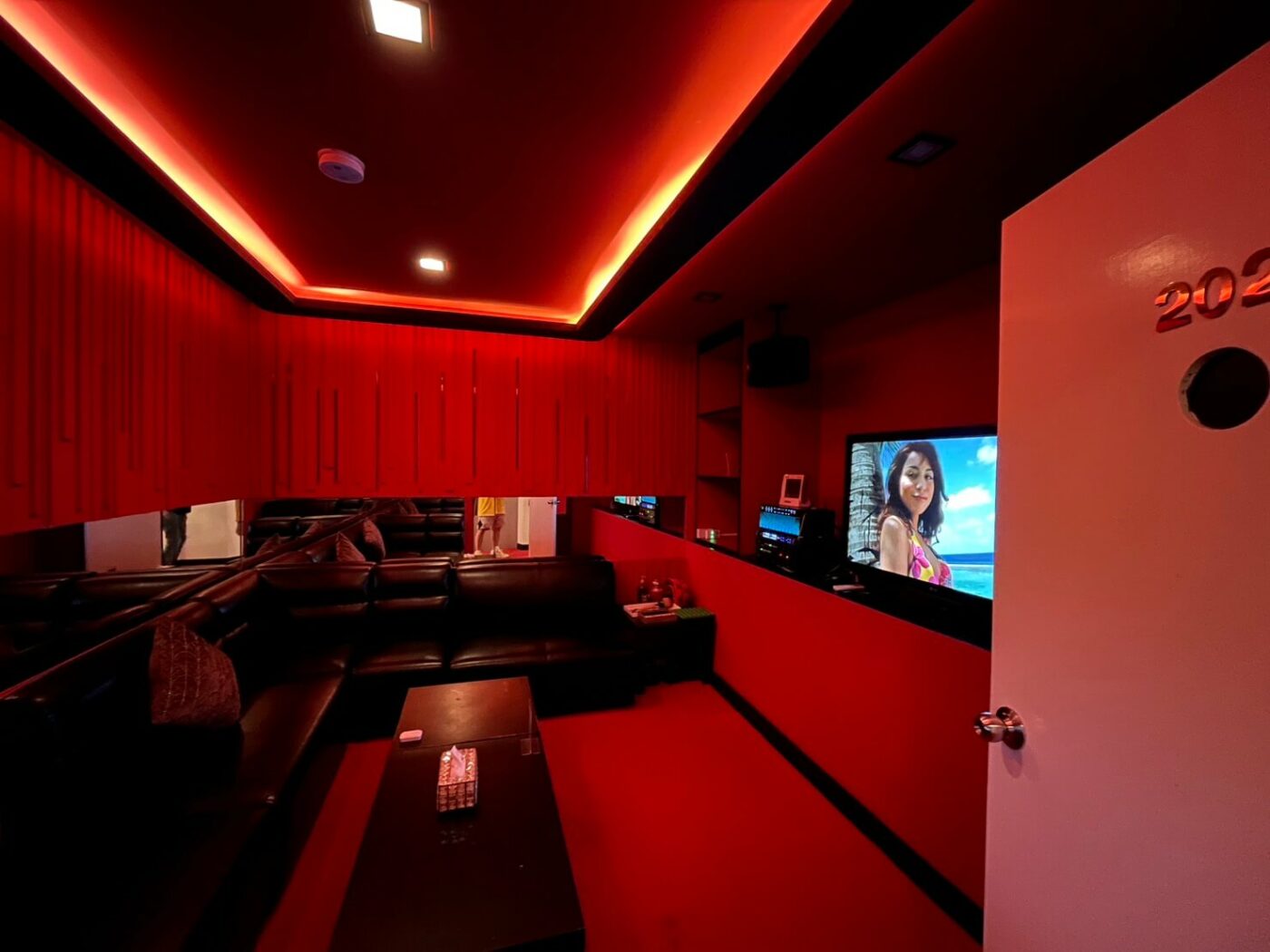 SENA 千愛 - 來卡拉OK，只想唱歌？ (2023年) | RAKNOI 卡拉OK